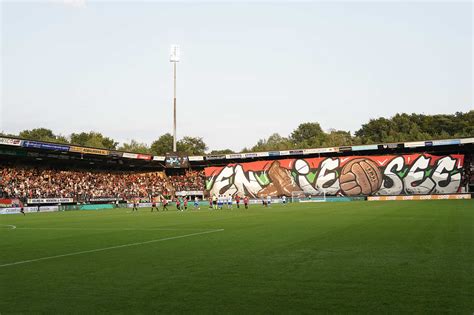Live Vak Met Feestende Vitesse Fans Zakt In Na Gelderse Derby Foto