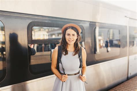 테마 철도 및 여행 여름에 드레스와 모자에 관광 고립 된 매트에 대 한 배낭 및 장비와 기차 역 기차 배경에 서 있는 이빨을