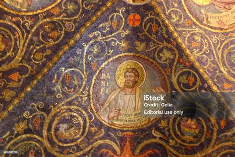 성묘 교회의 내부 4 세기로 거슬러 올라가는 전통에 따르면 기독교에서 가장 거룩한 두 곳 즉 갈보리 또는 골고다로 알려진 곳에서 예수가 십자가에 못 박힌 장소와 예수의 빈