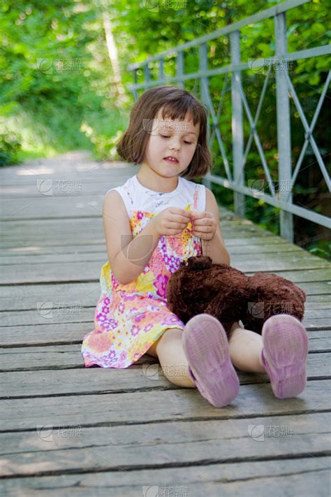 女孩 垂直画幅 美 学龄前 学龄前儿童 小的 可爱的 面部表情 户外