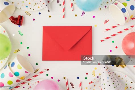컵 플레이트 색종이 생일 모자 파티 Tubules 휘파람 초대 빨간 봉투와 흰색 배경에 고립 된 풍선의 위의 사진 가느다란 관에 대한 스톡 사진 및 기타 이미지 Istock