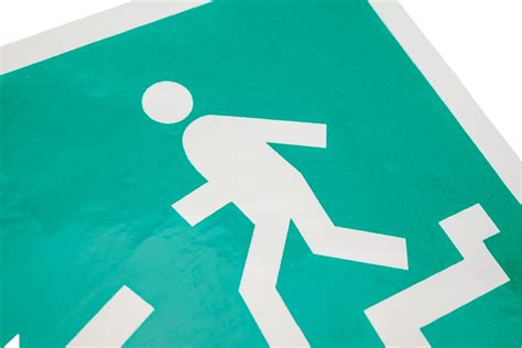 Направление к эвакуационному выходу Стандарт Знак Е14 по лестнице вниз налево 150x150 мм