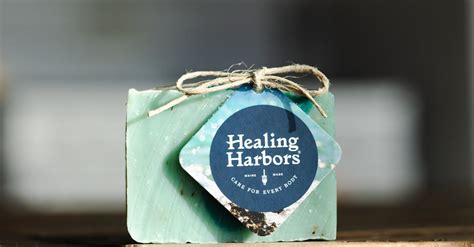 구성 깨끗한 아름다움 끈으로 묶다 나무 녹색 비누 도심 비누 라벨이 붙은 비누 목욕제품 목조 테이블 미니멀리스트 비건 비누 비누 모음 비누 제품 사진