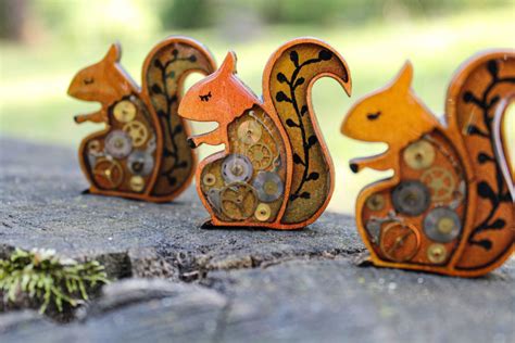 Брошка Катерица с часовникови елементи Handmasters Bg