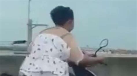 Foto Polisi Dibuat Kerepotan Oleh Emak Emak Naik Motor Ini