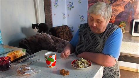 Идеальная деревенская семья готовит вкусно на кухне и с удовольствием кушает за обеденным столом