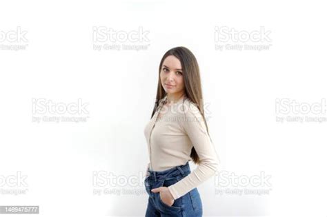 젊은 아시아 여성 회사 직원이 웃고 디지털 태블릿을 들고 흰색 배경 위에 서 있는 이미지 경영자에 대한 스톡 사진 및 기타 이미지 경영자 긍정적인 감정 표현 기업