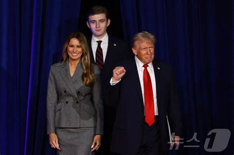 당선 행사 도착하는 트럼프와 멜라니아 아들 배런