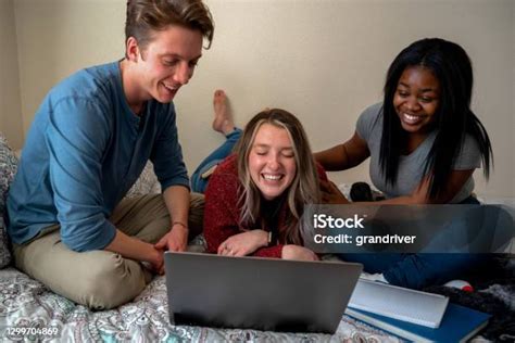 캠퍼스에 야외에 앉아 있는 두 명의 젊은 대학생이 함께 있는 수업을 공부하고 그들의 메모를 보고 십대에 대한 스톡 사진 및 기타