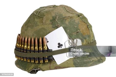 미국 육군 헬멧 베트남 전쟁 기간 위장 커버와 탄약 벨트 강아지 태그와 부적클럽 카드 게임의 에이스 1968년에 대한 스톡 사진 및 기타 이미지 Istock