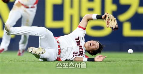 포토 Kia 김석환 다이빙 캐치를 시도했지만 네이트 스포츠