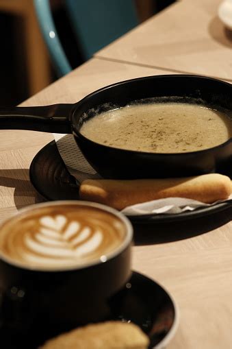 라떼 아트와 버섯 수프를 곁들인 카푸치노의 선택적 초점 0명에 대한 스톡 사진 및 기타 이미지 0명 갈색 기포 음료 Istock