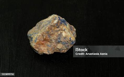 모로코에서 아즈라이트 체실라이트 검은 색 배경에 천연 미네랄 스톤 광물학 지질학 돌의 마법 반 보석 과 미네랄 샘플 클로즈업 매크로 사진 0명에 대한 스톡 사진 및 기타