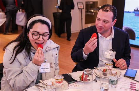 이렇게 맛있는 걸 한국인만 먹다니…k 딸기에 반한 뉴요커들 입이 쩍