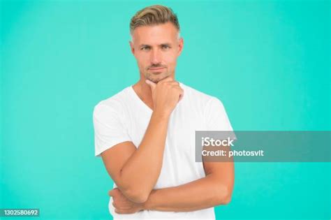 트렌디 한 헤어 스타일을 가진 웃는 남자는 청록색 배경 미용사에 회색 머리와 손질 얼굴을 색칠했다 눈 신체 부분에 대한 스톡