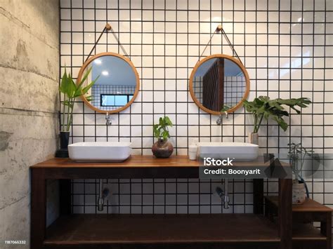 현대 로프트 욕실 인테리어 디자인 타일 벽과 거울 나무 선반에 흰색 분지 3차원 형태에 대한 스톡 사진 및 기타 이미지 3차원 형태 개념 개념과 주제 Istock