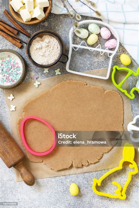 부활절 베이킹 재료 배경 돌 테이블에서 굽기 위한 밀가루 계란 우유 설탕 버터 및 주방 용품 위에서 본 모습 공간을 복사합니다 부활제에 대한 스톡 사진 및 기타 이미지