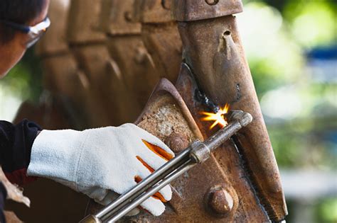 가스 토치로 강철 절단 가스 용접 및 산소 연료 절단은 연료 가스와 산소를 사용하여 금속을 용접하고 절단하는 공정입니다 40 44세에 대한 스톡 사진 및 기타 이미지