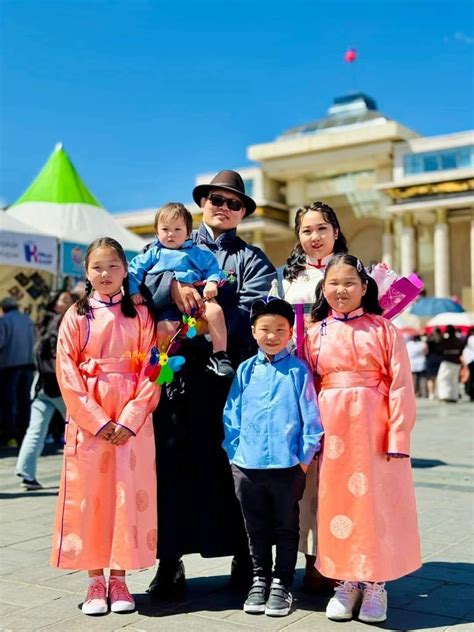 Бид Монгол Улсын харцага Н Золбоогийн эхнэр М Уянга Алдарт эхийн одон хүртжээ Facebook