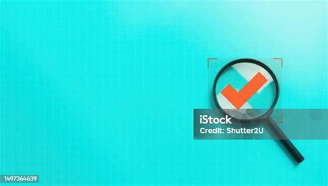 손으로 돋보기를 들고 파란색 배경에 올바른 선택 체크 표시에 초점을 맞춥니다 기호와 기호 개념입니다 검사 보기에 대한 스톡 사진 및 기타 이미지 Istock