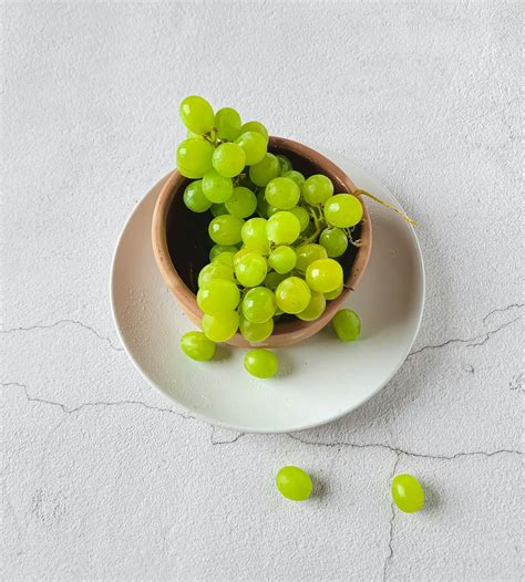 건강한 생활 건강한 식생활 과일 날 음식 녹색 녹색 포도 농작물 다발 다이어트 단순한 러스틱 맛있는 무리 미니멀리스트 배경 보울 비건 채식