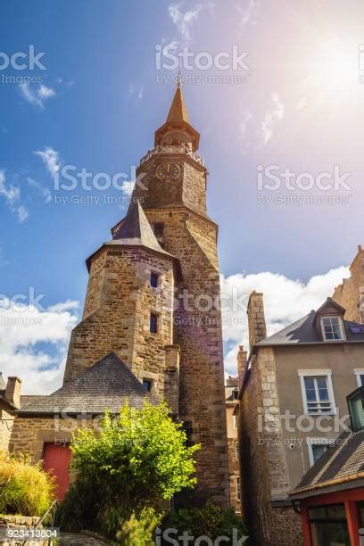 디 난 브리트니 프랑스의 Histoical 부분에서 오래 된 전통 가옥으로 좁은 거리 0명에 대한 스톡 사진 및 기타 이미지 Istock