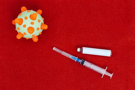 Merscov 또는 중동 호흡기 증후군 코로나바이러스 및 노벨 코로나바이러스 2019ncov의 추상 바이러스 균주 모델은 빨간색 펠트 배경에 텍스트와 함께 0명에 대한 스톡