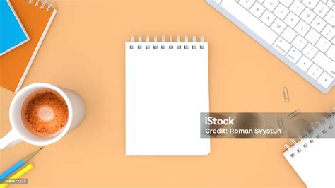 갈색 책상이 있는 사무실의 직장 노트북과 펜이 있는 키보드 컴퓨터의 위 모습 디자이너의 현대적인 창작 작업을 위한 공간 복사 공간이있는 플랫 레이 사업 개념입니다 3d