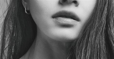 감정 강렬함 고요한 귀걸이 깊이 눈 눈썹 다정함 매끄러운 매우 복잡한 머리 명상 적 모델 목 미니멀리스트 반지 블랙 앤 화이트 스타일