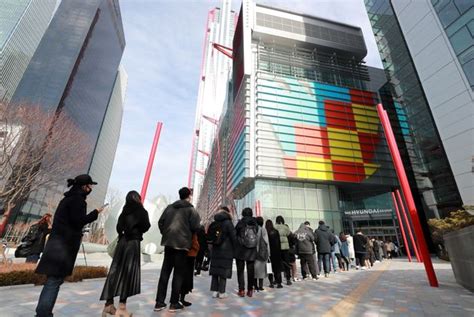 서울 여의도 백화점 더현대 서울이 사전 오픈하자 사람들이 대거 몰렸다사진