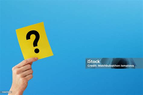 물음표 디자인 파란색 배경에 물음표가있는 메모지를 들고 있는 손 물음표에 대한 스톡 사진 및 기타 이미지 물음표 질문하기 질의응답 Istock