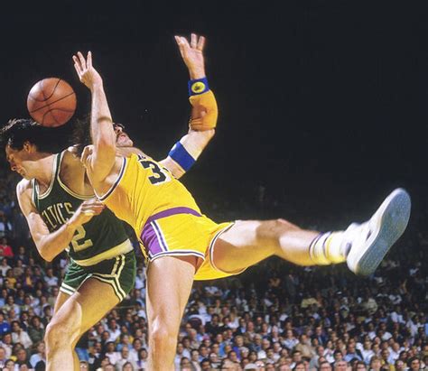 Nba歷史上最知名的一個惡意犯規！讓球迷深記在心裡，你知道是哪一個嗎 Peekme