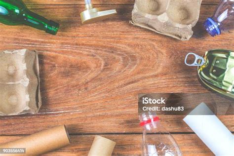 나무 테이블 배경 평면도에 쓰레기 처리와 재활용 에코 기호를 낭비 가리기에 대한 스톡 사진 및 기타 이미지 가리기 갈색 감소 Istock