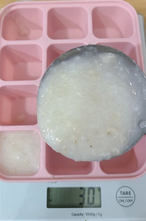 이유식인 오트밀과 쌀로 만든 중기 이유식인 오트밀쌀죽 입니다