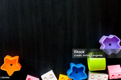 흰색 분필 텍스트 그리기 그래픽을 만들기위한 학교 아이 벽지에 다시 대학 개념의 검은 칠판 배경 질감에 벽돌 블록 빈 오래된 벽 교육 칠판 개념에 대한 스톡 사진 및 기타