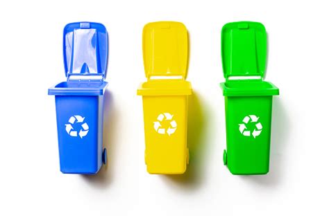 빈 컬렉션입니다 플라스틱 종이 및 유리를 재활용하기위한 노란색 녹색 파란색 쓰레기통은 흰색 배경에 고립 된 쓰레기를 수 있습니다