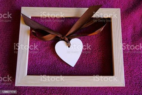 보라색 직물 배경 클로즈업에 나무 그림 프레임을 가로 질러 실크 활흰색 나무 심장 공간을 복사합니다 러브 컨셉 세인트 발렌타인 데이 0명에 대한 스톡 사진 및 기타 이미지