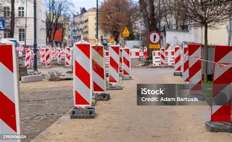 도시의 거리 개조 포장 돌 교체 도로 개조 보도를 새 보도로 교체 빨간색과 흰색 기둥으로 표시된 건설 현장 0명에 대한 스톡