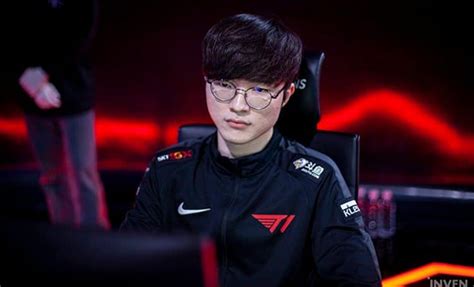 Faker S Gaming Setup And League Of Legends Settings In