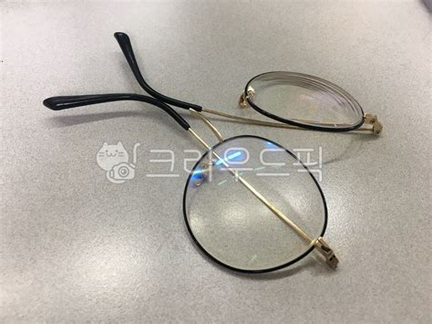 안경 부러진 부러진안경 고장 돋보기 사진이미지일러스트캘리그라피 작가펭귄작가