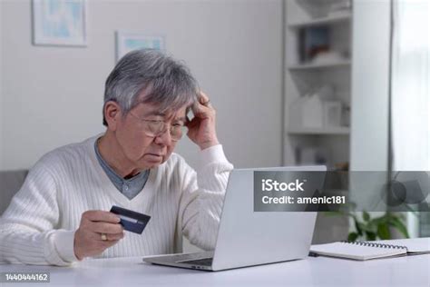 아시아 노인은 신용 카드로 컴퓨터를 사용하는 방법을 이해하지 못합니다 가계에 대한 스톡 사진 및 기타 이미지 가계 걱정하는 노인 Istock