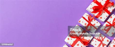 화려한 배경에 빨간 하트선물 상자의 휴일 구성과 당신의 디자인을위한 빈 공간 발렌타인 데이 컨셉의 최고 보기 0명에 대한 스톡 사진 및 기타 이미지 Istock