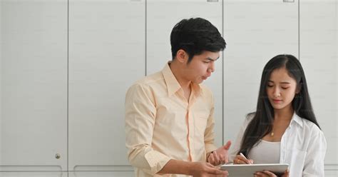 비서로 일하는 남자와 여자는 현대적인 라커룸을 배경으로 질서 정연한 사무실에 서서 상사와 일하거나 이야기합니다 사진 Unsplash의 태국 이미지