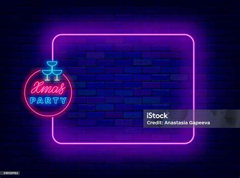 크리스마스 파티 네온 보라색 전단지 겨울 이벤트 인사말 카드입니다 빈 프레임과 음료수 유리 피라미드가 있는 라벨 휴일 축하 공간을 복사합니다 텍스트 편집 벡터 스톡