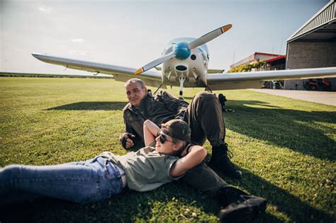 프로펠러 비행기로 잔디에 누워있는 남자 조종사와 그의 딸 10 11세에 대한 스톡 사진 및 기타 이미지 10 11세 2명 가족 Istock