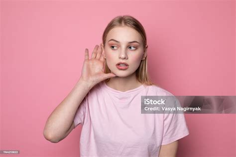 분홍색 T셔츠에 파란 눈을 가진 젊은 아름 다운 종료 금발 여자는 멀리 보고 손을 가까이 잡고 들고 가리키기에 대한 스톡 사진 및 기타 이미지 Istock