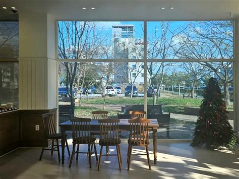 웨인스코팅 디테일로 부드럽고 따뜻한 분위기 카페 인테리어 무안