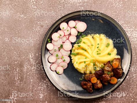 어두운 배경에 둥근 접시에 튀긴 돼지 고기와 무와 으깬 감자 맨 위 보기 감자 요리에 대한 스톡 사진 및 기타 이미지 감자