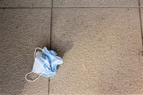 길 계단에 분실 된 보호 의료 얼굴 마스크를 사용 포장도로에 누워 있는 일회용 얼굴 마스크 독감 전염병으로 인한 환경 오염 0명에 대한 스톡 사진 및 기타 이미지 Istock