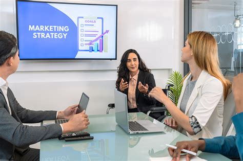 장애를 가진 라틴 여성은 전략 계획 프레젠테이션 및 비즈니스 목표에 중점을 둡니다 동료들은 정장을 입고 목표를 달성하기 위해 자신감과 결의에 찬 태도를 보였습니다 25 29